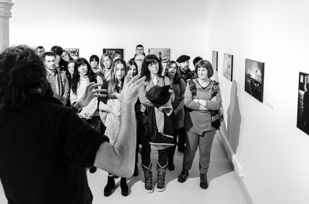 Visita guiada con el fotoperiodista Manu Brabo - Profesor de fotografía